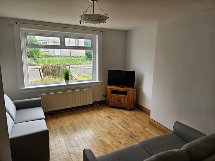 3 Bedroom Flat With Driveway - Strathaven