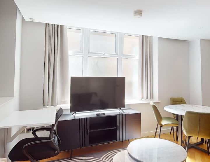 Bright Central Apt| Your Modern Base In Prague - プラハ