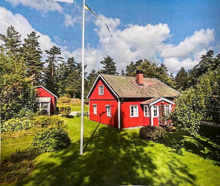 Charmigt Lantligt Hus Med Stor Trädgård &Gäststuga - Trollhättan