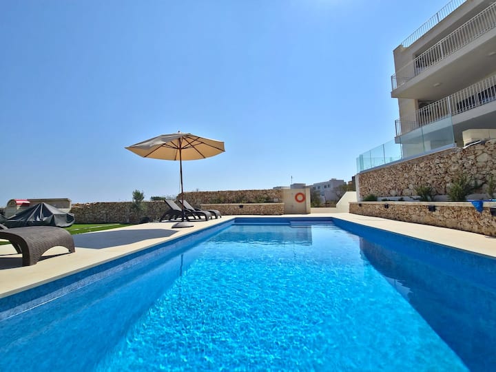 Spacious Gozo Haven: 3 Bdr Apt With Shared Pool - Malte