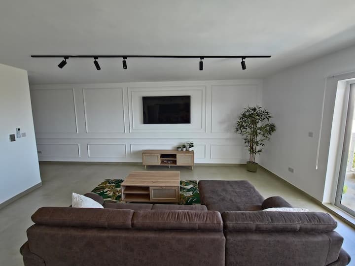 Gozo Spacious 3br W/ Pool, Large Balcony & Views - Malte