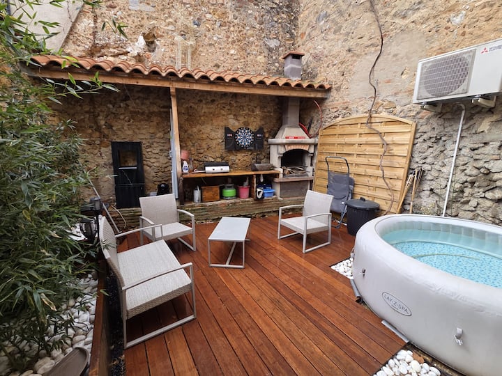 Jolie Maison De Village Avec Patio Cœur De Thuir. - Thuir