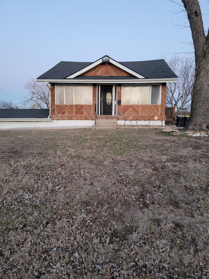 Spacious 4 Bedroom House In Enchantimg With Ac - Kansas City, MO