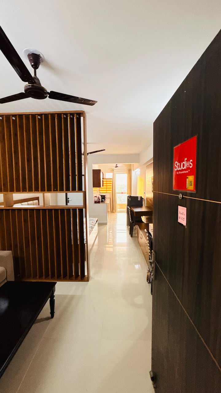 Chic Couple's Studio | Fast Wifi | Juliet Balcony - Alwar