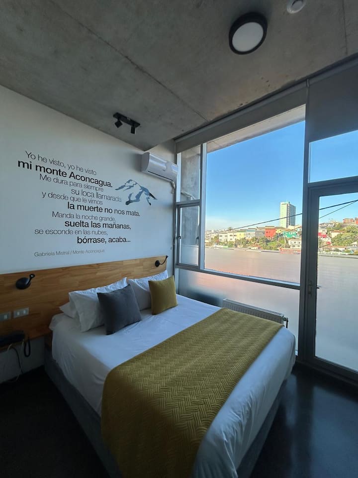 Habitación Vista Cerro Con Desayuno En Terraza - Valparaíso