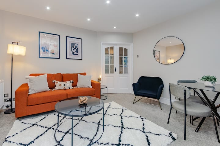 Spacious 4br Home For Long Stays | Parking For 3 - Basildon