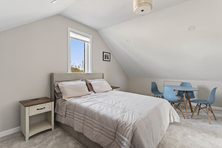 Bright 2br Attic Gem – Walk To Metro - Arlington, VA