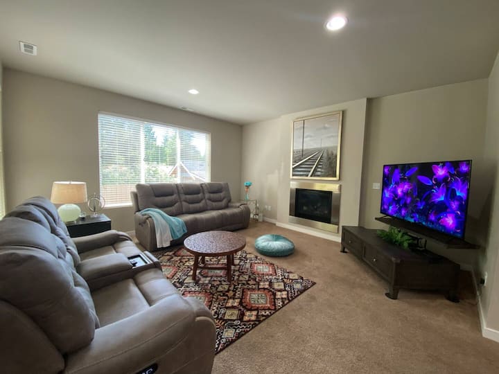Cozy Luxe 4br Family Home W/ Patio & Fenced Yard - Everett