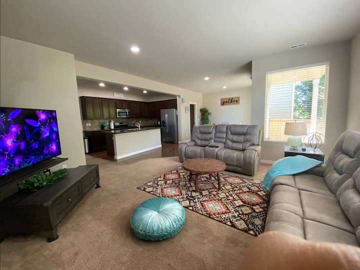 Cozy Luxe 4br Family Home W/ Patio & Fenced Yard - Everett, WA