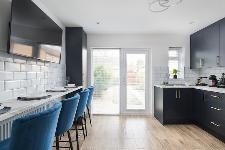 Modern 4br | Parking | Wifi | Family & Work - Milton Keynes