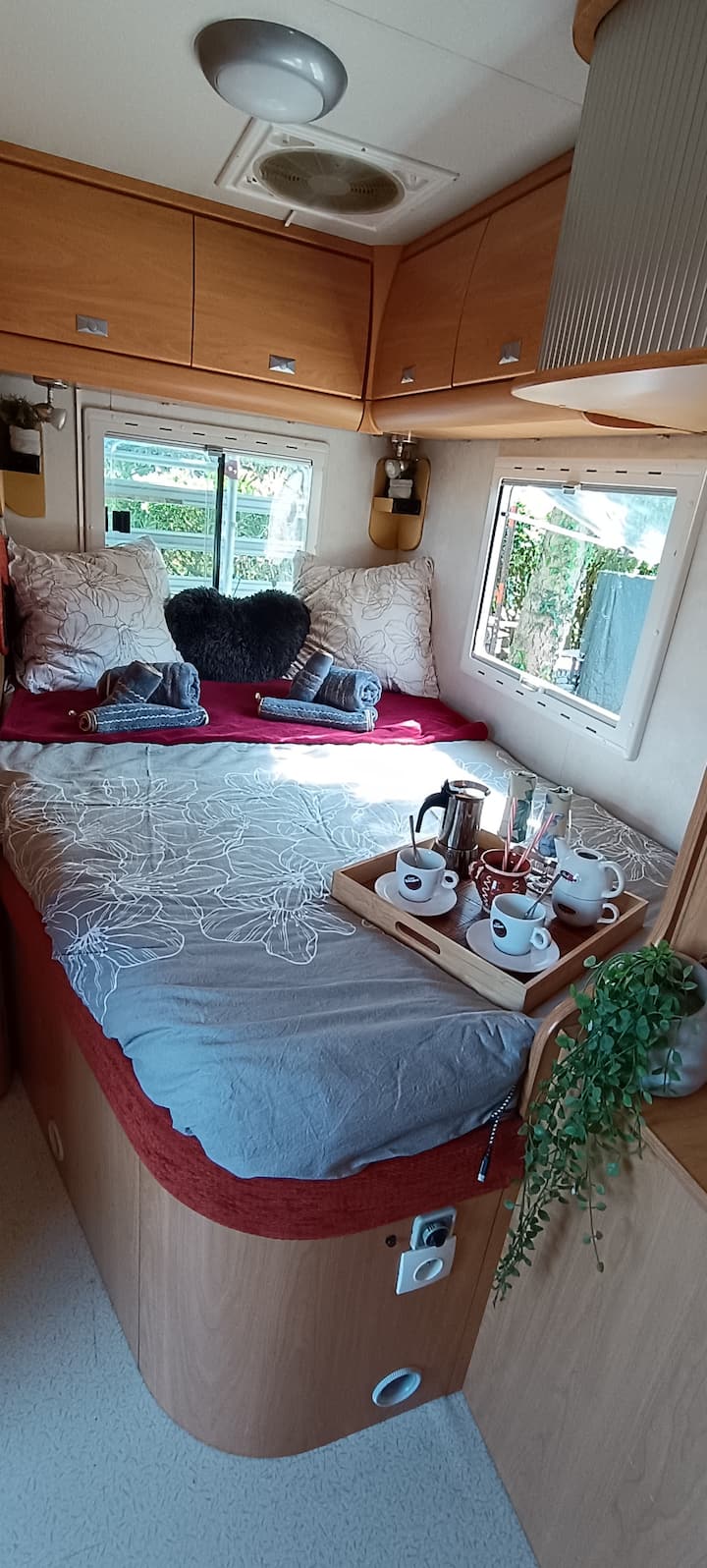 Saumur : Hébergement Insolite En Camping-car - Saumur