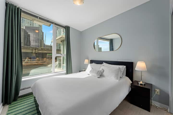 City Luxe Retreat | 4br Pool & Parking - Vancouver