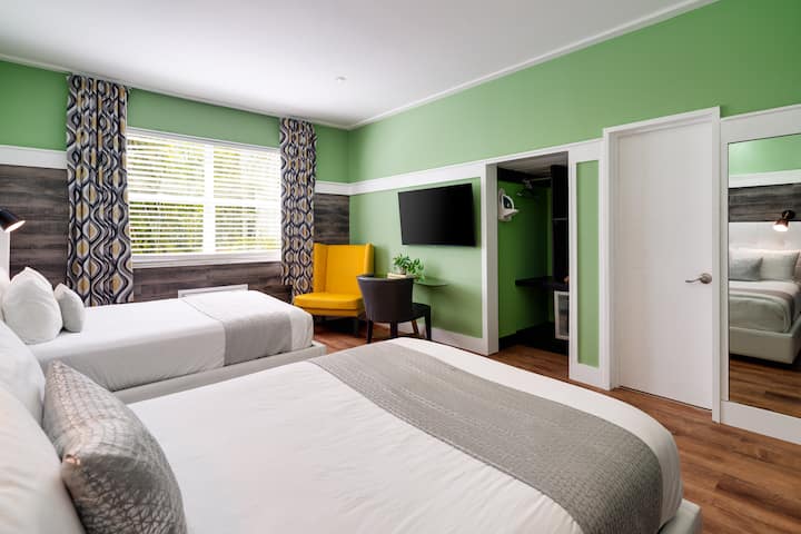 Cozy Double Room Overlooking Pool - South Beach, FL