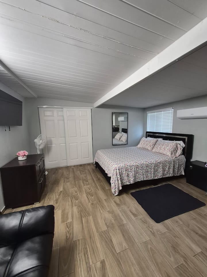 Orlando’s Holiday Studio - Tarpon Springs, FL