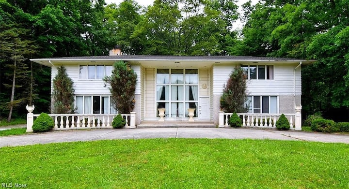 Upscale Pepper Pike Getaway - Bainbridge, OH
