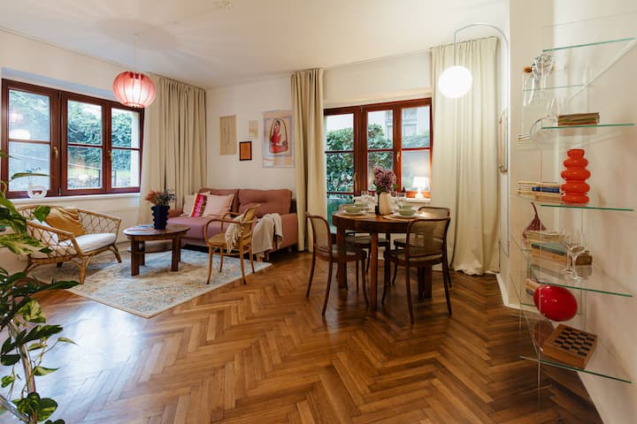 Charming Vintage Apartment With A Private Patio - Bratislava
