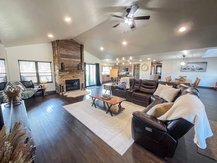 Spacious 7br Near Deadwood | Sleeps 20 | Hot Tub - Sturgis, SD