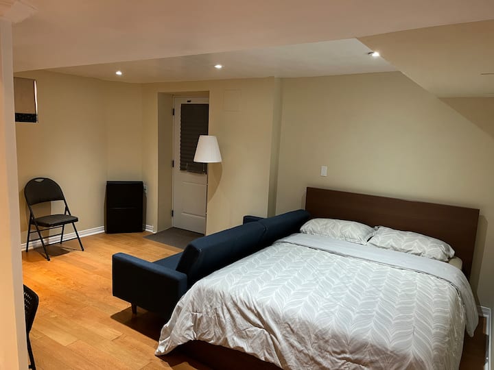 Apartment In A Basement - Aurora