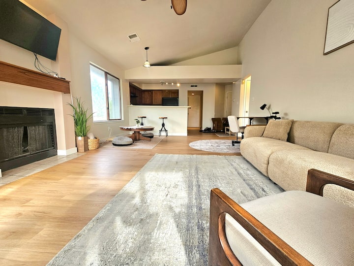 Tree House Condo - Mtn Views - Vaulted Ceilings - 科羅拉多泉