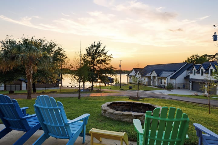 Hooked On Cedar Creek - Log Cabin, TX