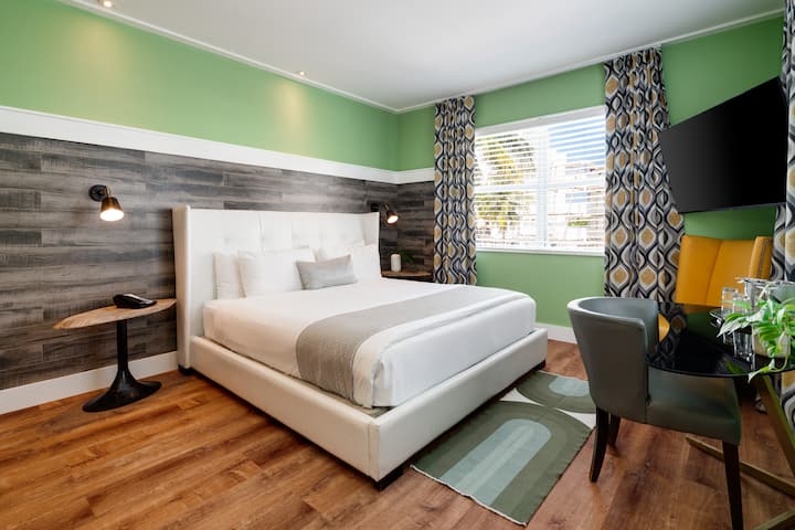 Relaxing King Room By The Pool - South Beach, FL