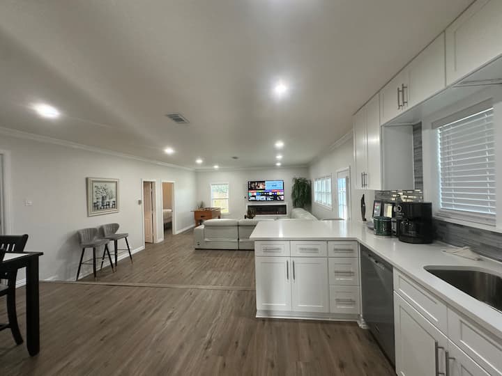 Spacious Retreat |Walk To At&t Stadium | Sleeps 9 - Arlington, TX