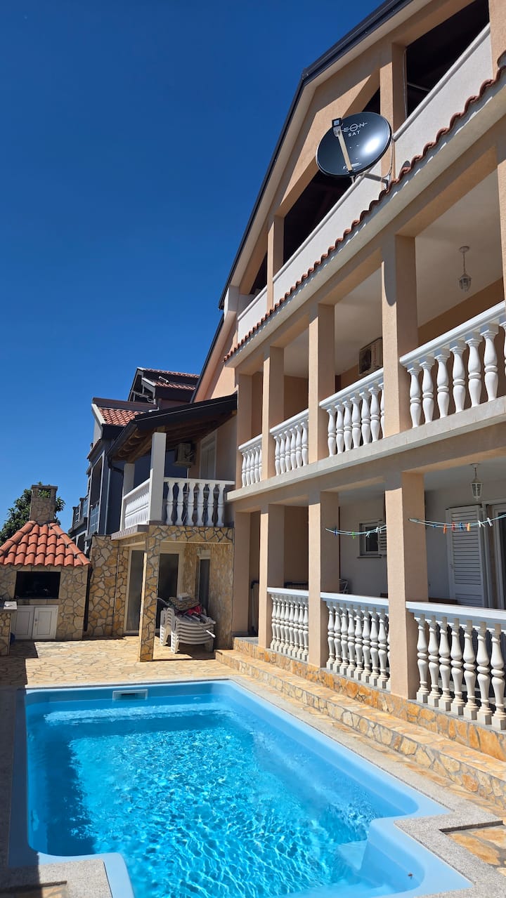 Big Family House With Pool – 3 Apartments - Nin