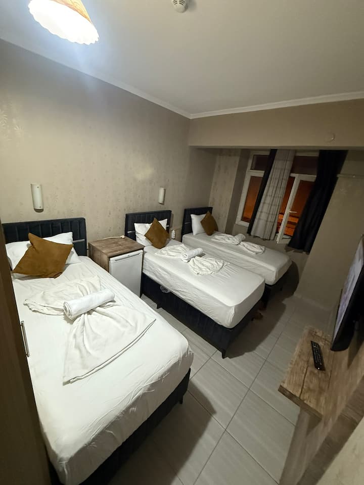 3 Kişilik Ayrı Yataklı Oda+kahvaltı - Antalya