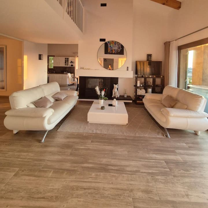 Très Bel Appartement Spacieux Et Idéalement Situé. - Belgodère