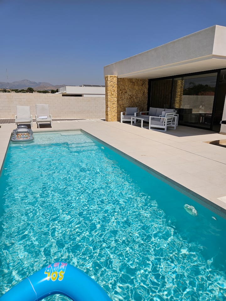 Villa Exclusiva Con Piscina Privada Y Parking - Alicante