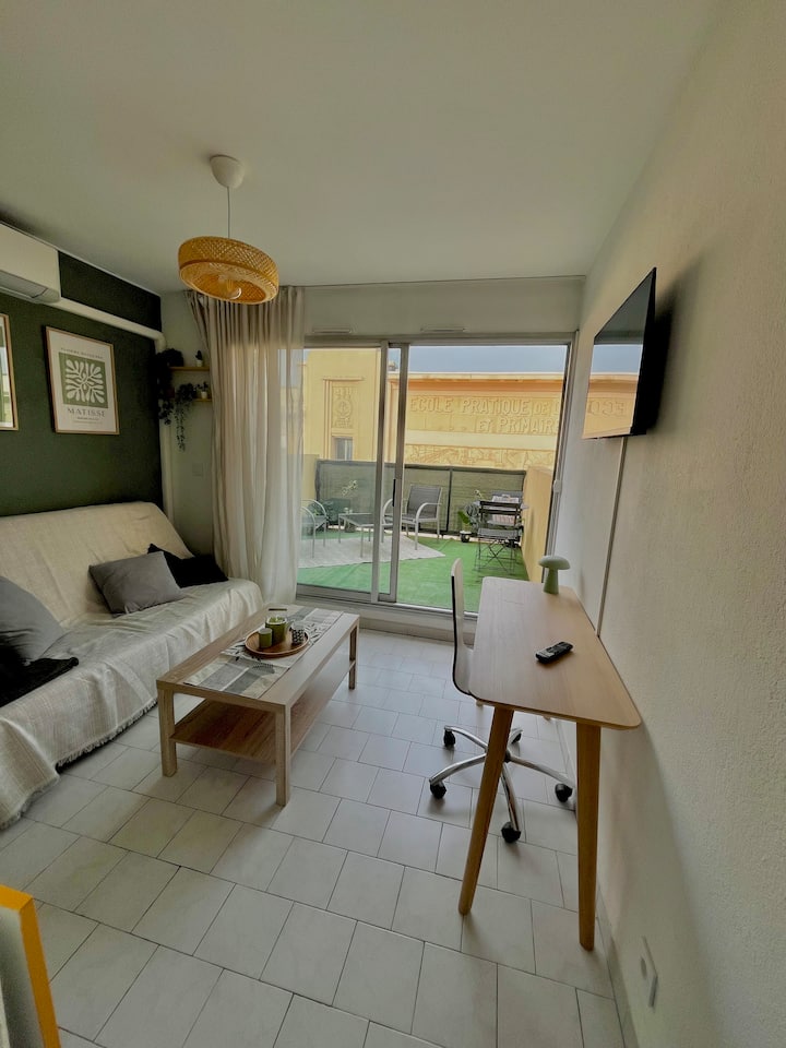 Studio Proche Centre Et Gare Avec Terrasse - Nîmes