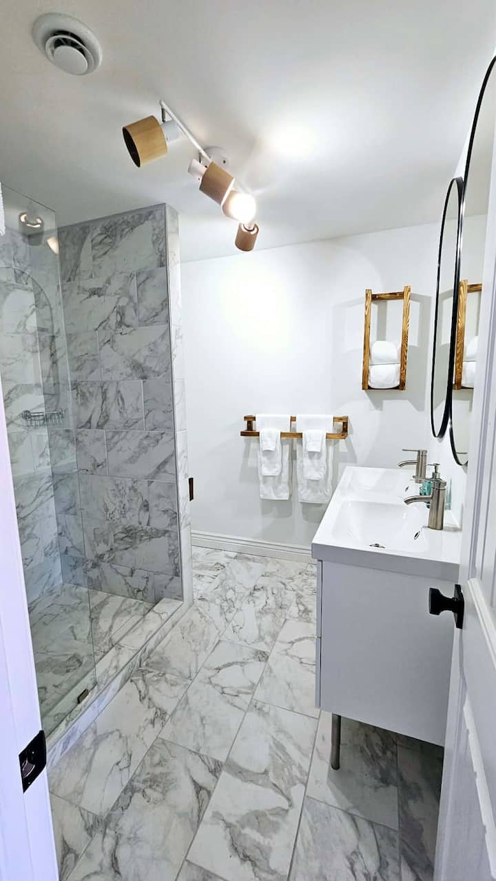 New, Bright Studio Apartment Uptown - Saint-John