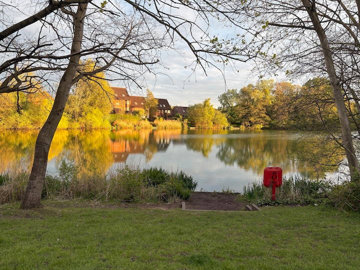 The Charming Lakeside Cottage In Woking - Woking