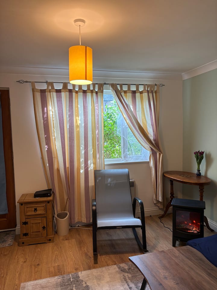 The Charming Lakeside Cottage In Woking - Woking