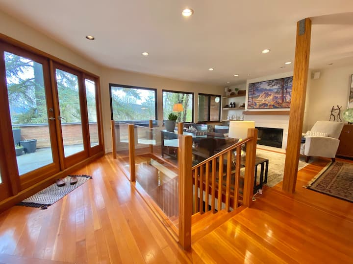 Executive Home At Forest Edge On Capitol Hill - Burnaby