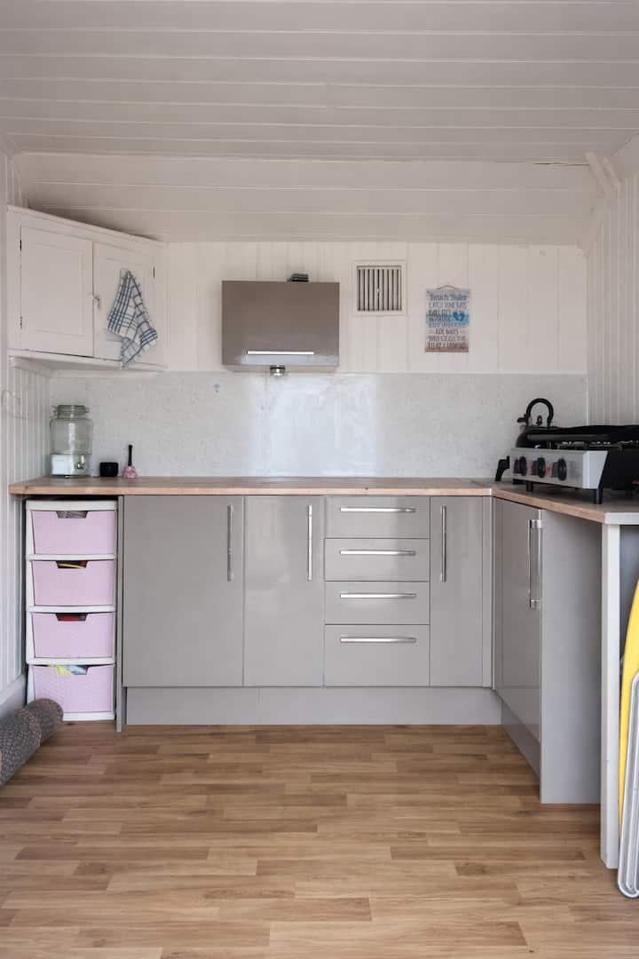 Fully Equipped Beach Hut - Elevated Sea View - Boscombe