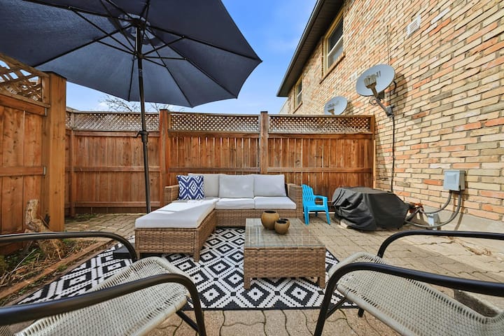 Townhome With Parking, Ideal For Longer Stays - Burlington