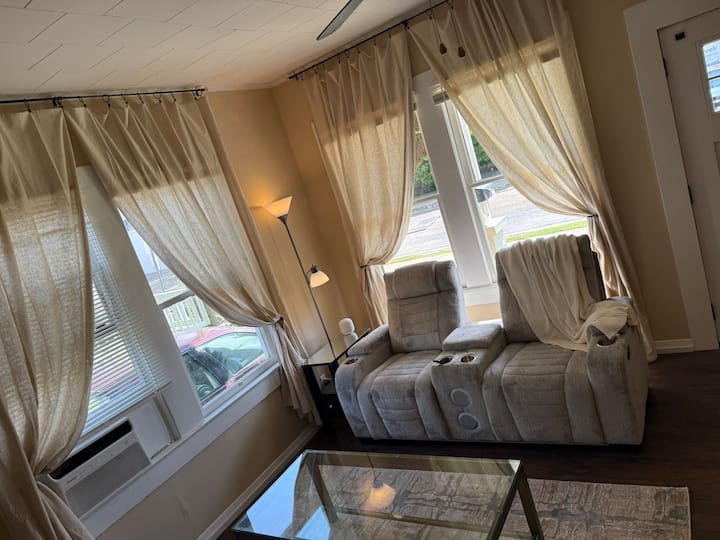 Cozy 1br Cottage W/ Kitchen & Laundry - Lafayette, LA