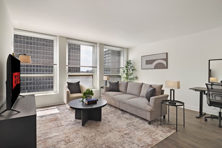 Sleek 1br City Apartment | Sleeps 3! - South Shore - Chicago