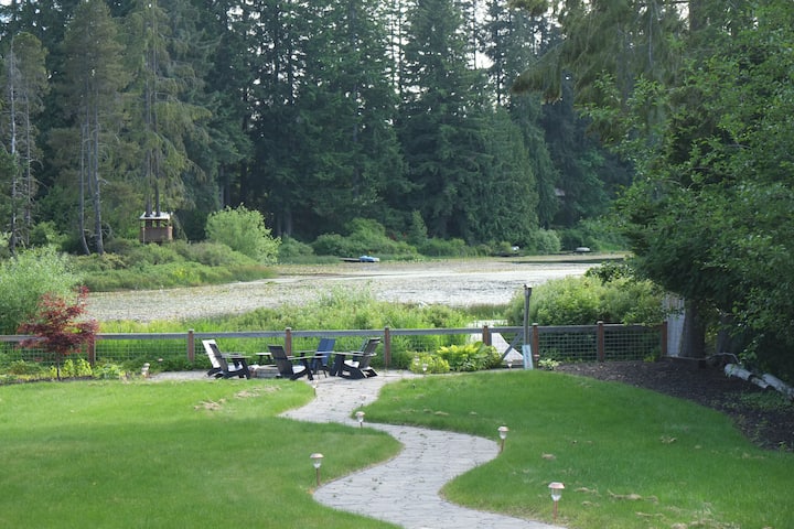 Lakefront Gem: Fire Pit & Large Yard In Everett - Everett, WA