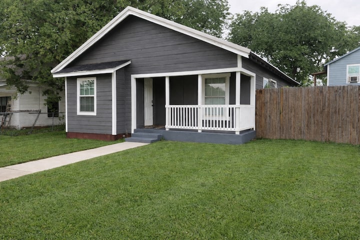 The Second Avenue Bungalow - Ardmore, OK