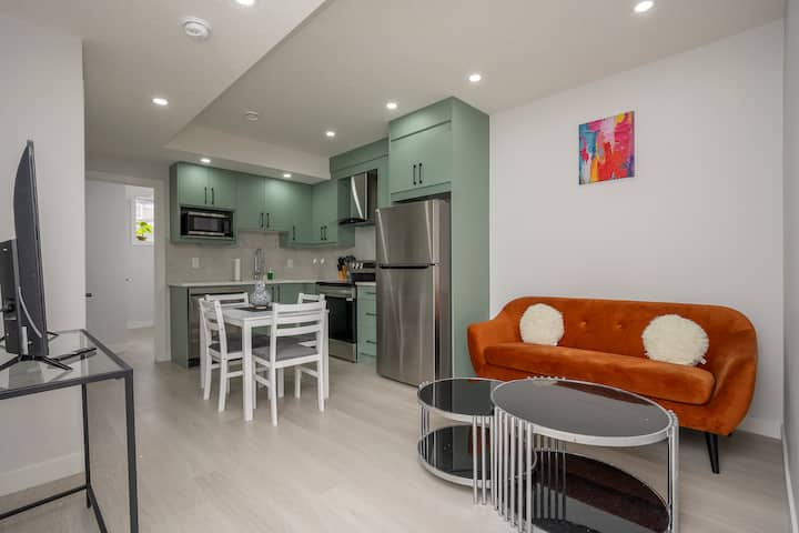 Bright New 2br Suite With Private Entry-sleeps 4 - Calgary