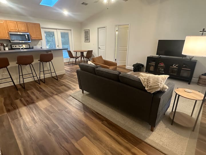 2/2 Home In Quiet Neighborhood Near Hospitals - Tallahassee, FL