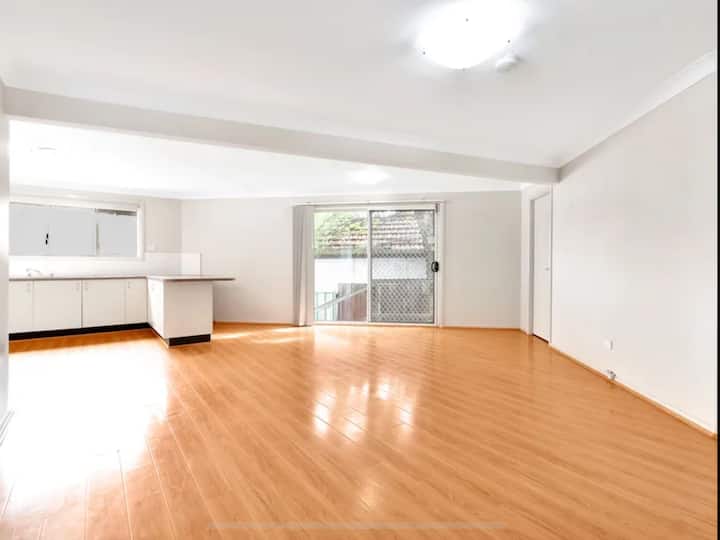 Sunny Flat W/ Private Backyard + Ac - Kingswood