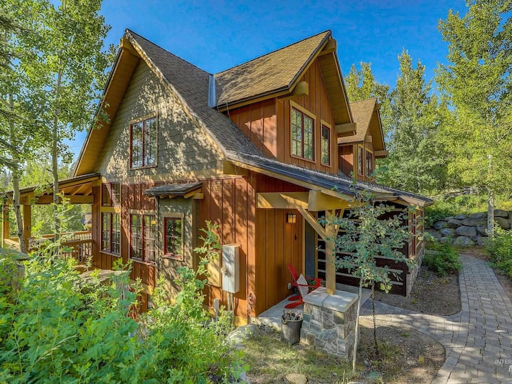 Golden Bench Basecamp - 2br/3ba Ski-in/ski-out - Tamarack Ski Resort, ID
