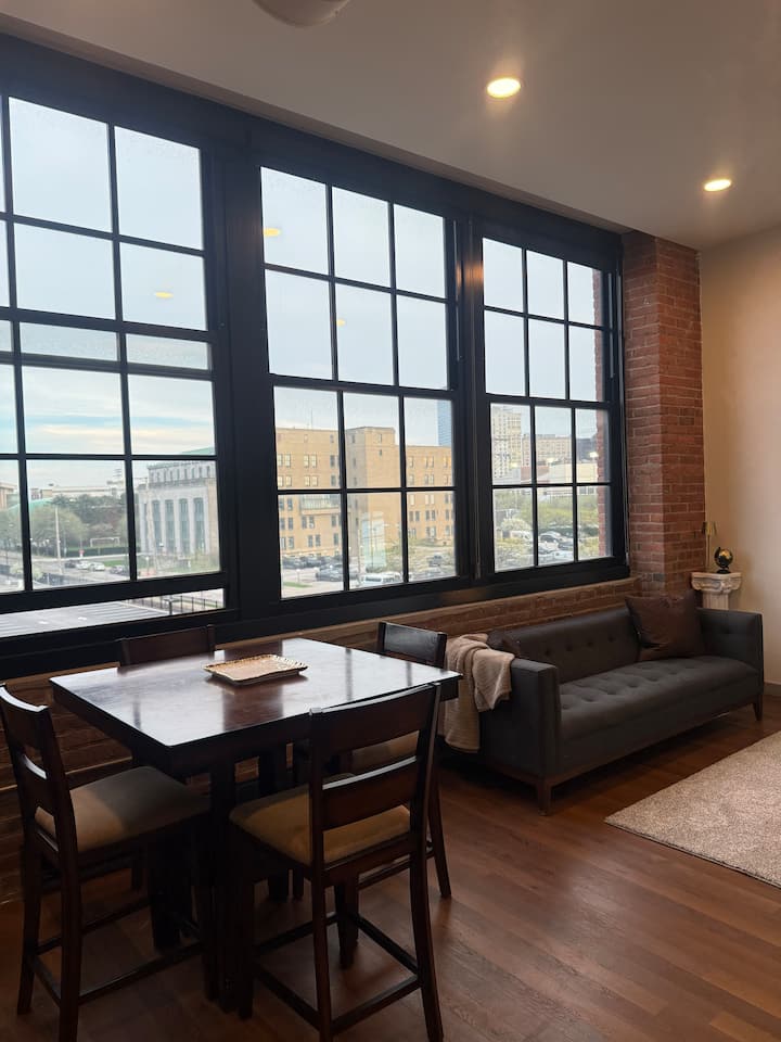 Downtown Cleveland Industrial Apartment - Cleveland, OH