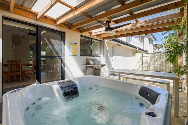 Hawks Nest Hideaway | Spa, Bbq, Bikes & Pool Table - Hawks Nest