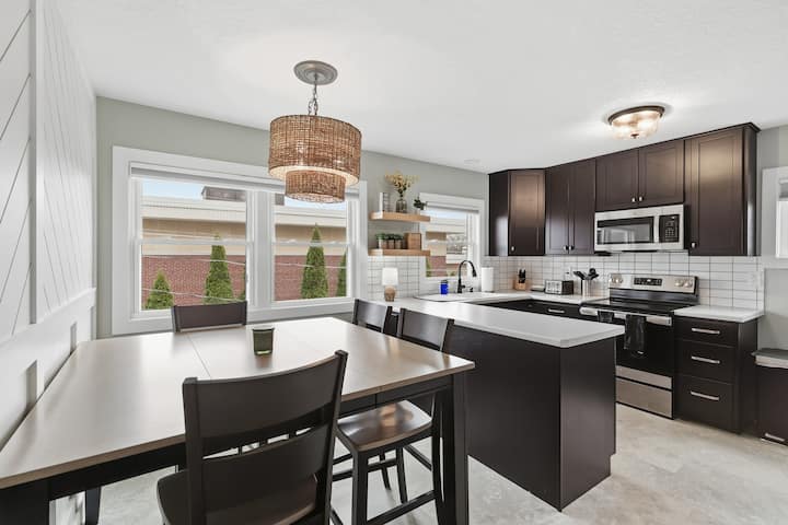Stylish & Comfortable Stay-clean And Updated. - Davenport, IA