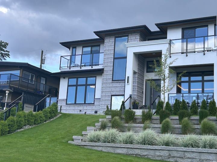 Cozy And Stylish Two-bedroom Suite - Port Moody