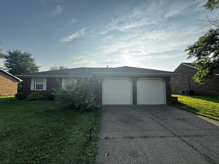 Spacious Family Home Near Hospitals & Schools - Newburgh, IN